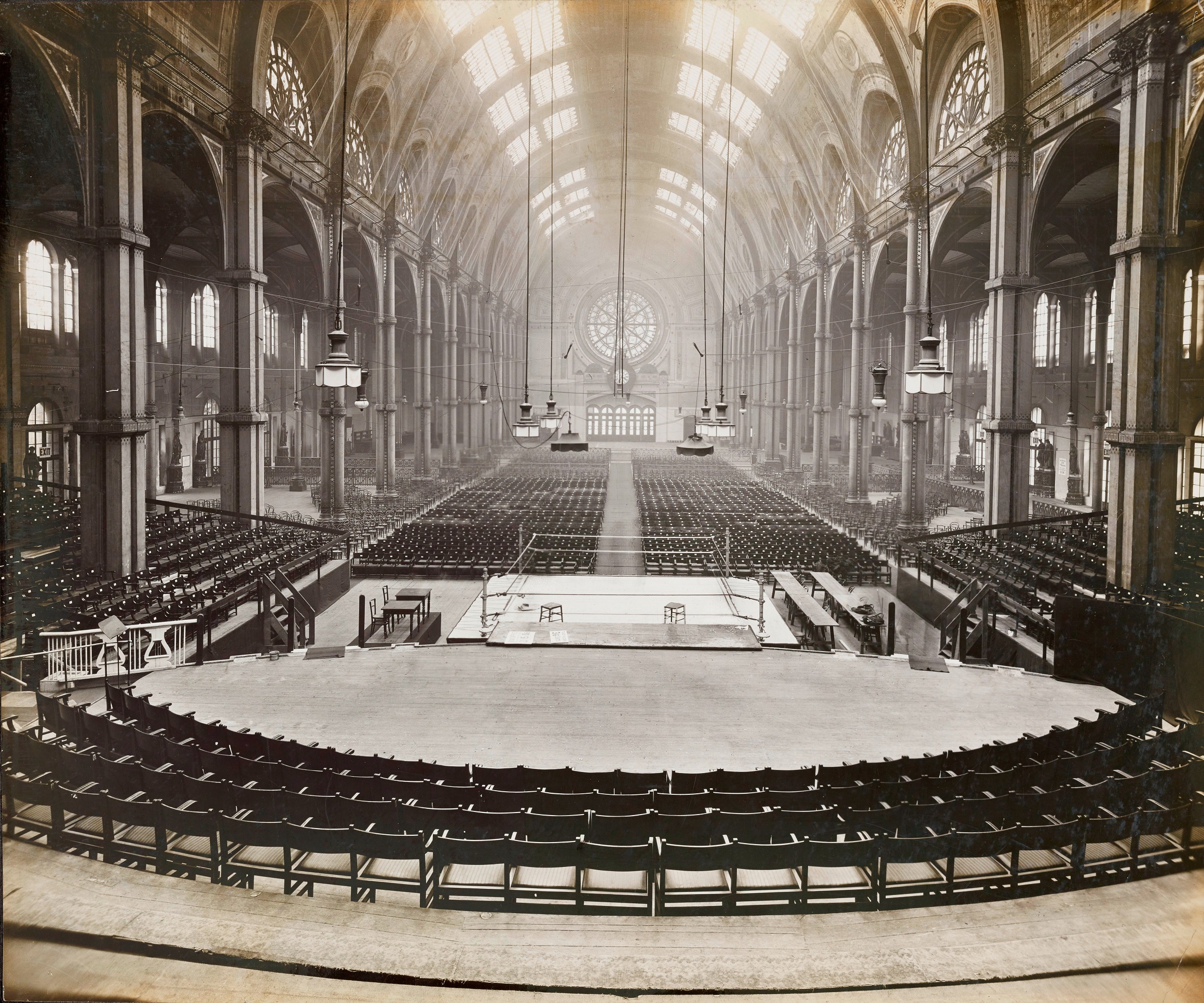 Boxing returns to the Palace